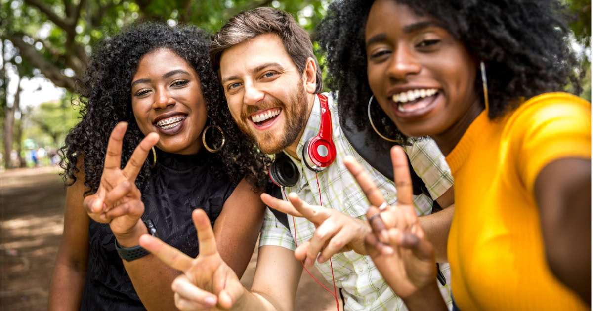 Oi em inglês: 30 formas únicas e fáceis de cumprimentar 🇺🇸🇬🇧